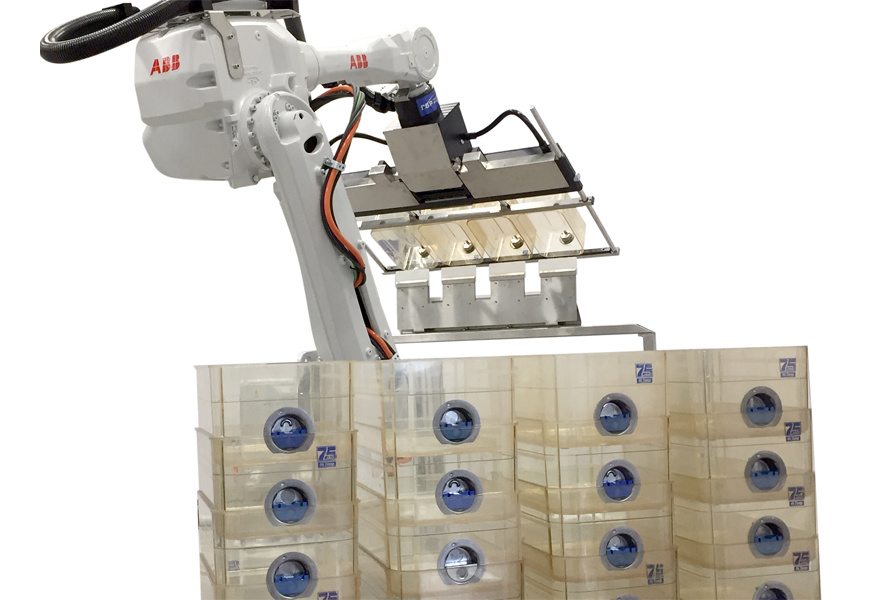 Robotic Cage Handling System for Tunnel Washers - Getinge
