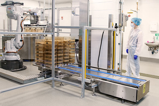 Robotic Cage Handling System for Tunnel Washers - Getinge
