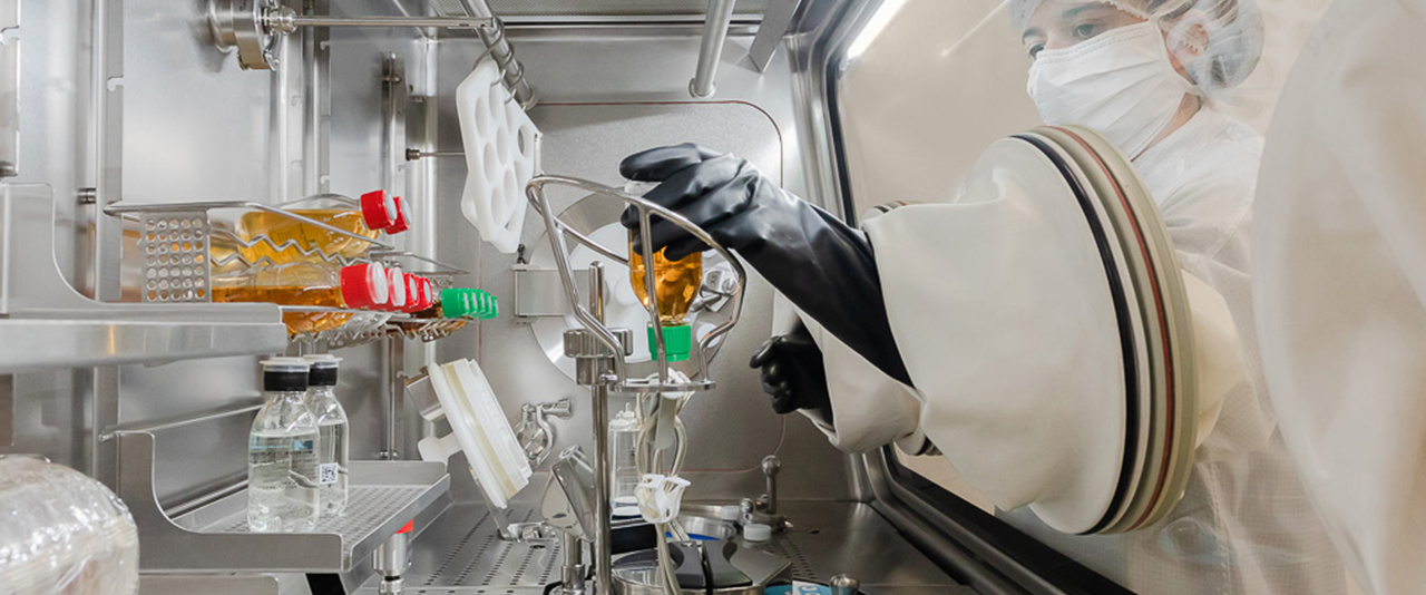 Cost-effective rigid-wall isolator for common aseptic applications - Getinge