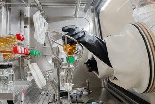 Cost-effective rigid-wall isolator for common aseptic applications ...